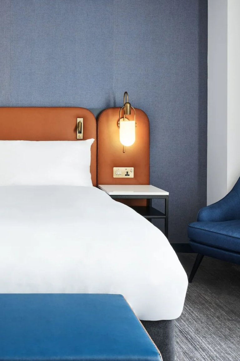 Pantone 2025 : Comment intégrer la couleur Mocha Mousse dans sa déco